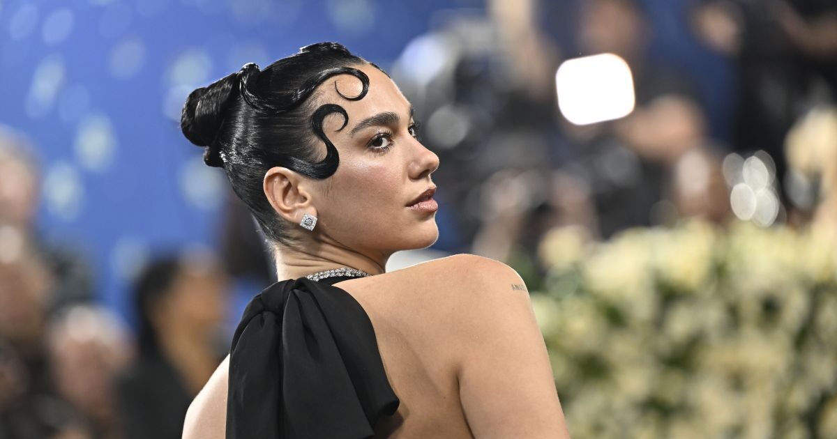 Η Dua Lipa απέλυσε τον μανατζέρ της γιατί απέκλεισε το ιρλανδικό ...