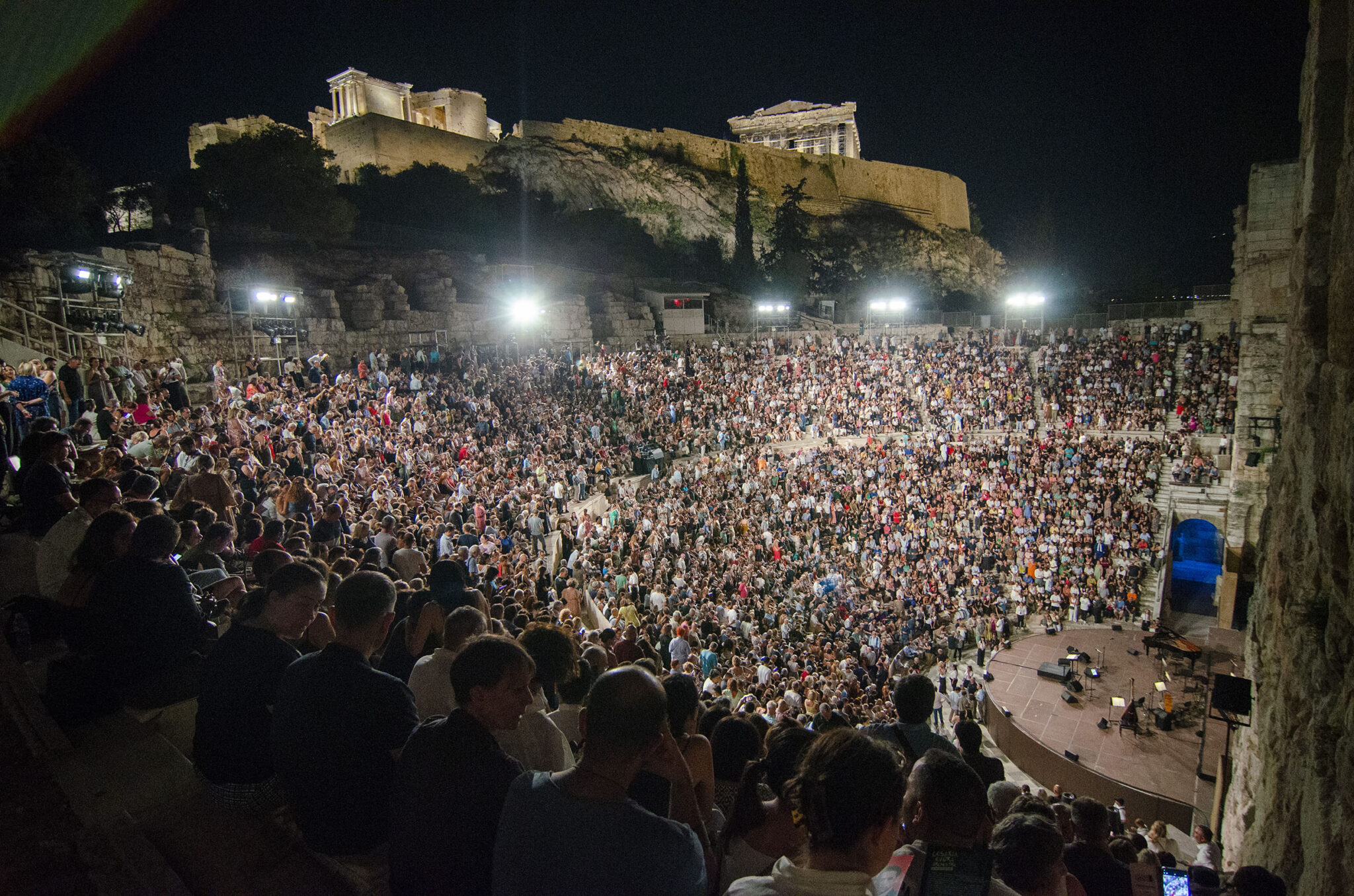 Μάνος Χατζιδάκις: Εικόνες από τη «μαγική» βραδιά στο κατάμεστο Ηρώδειο ...