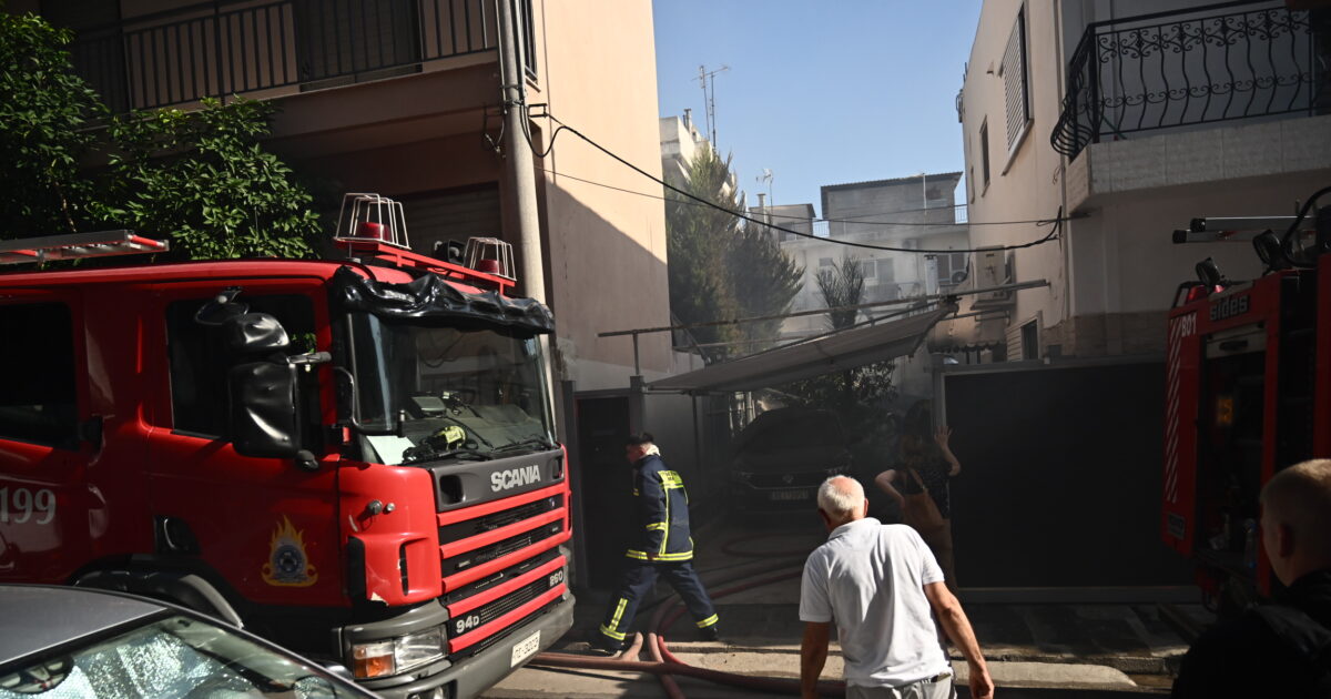 Φωτιά σε διαμέρισμα στο Αιγάλεω: Νεαρός πήδηξε από το μπαλκόνι για να ...
