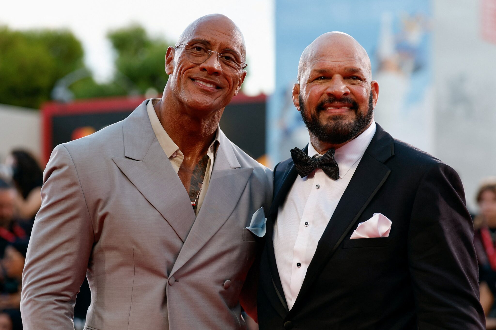 Ο Ντουέιν Τζόνσον αποθεώθηκε κι έβαλε τα κλάματα στο Φεστιβάλ Βενετίας ...