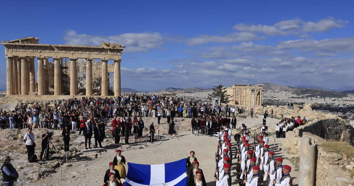 Η Αθήνα γιορτάζει την 81η επέτειο της απελευθέρωσης από τη γερμανική ...