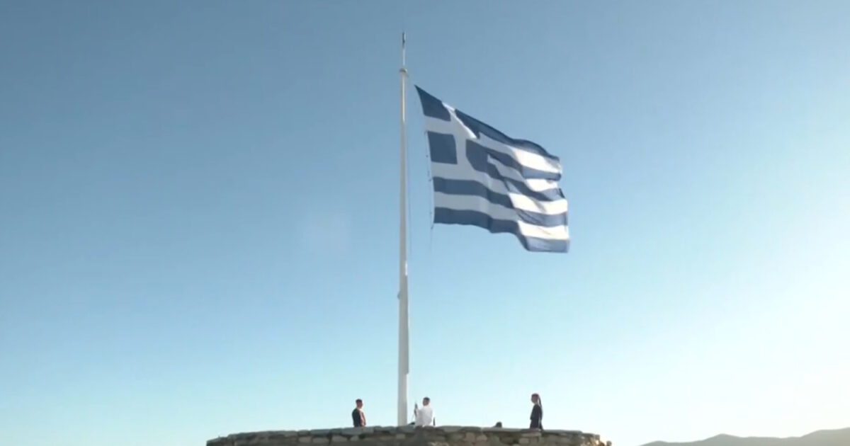 28η Οκτωβρίου: Η έπαρση της ελληνικής σημαίας στον Ιερό Βράχο της ...