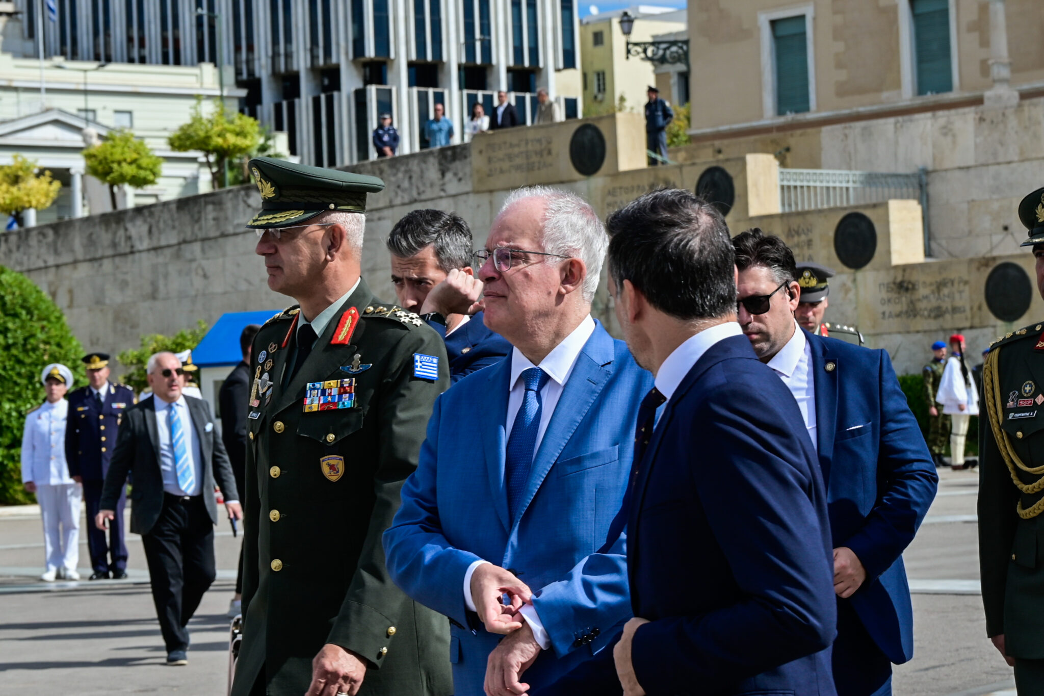 Η Αθήνα γιορτάζει την 81η επέτειο της απελευθέρωσης από τη γερμανική ...