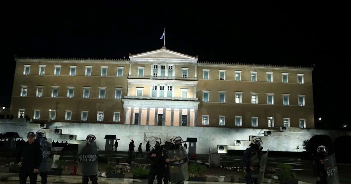ΜΑΤ μπροστά στο μνημείο του Άγνωστου Στρατιώτη στη Βουλή στην πορεία ...