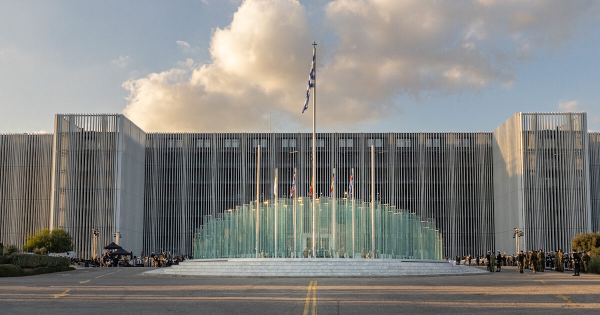 Η METLEN παρέδωσε στο υπουργείο Εθνικής Άμυνας τη νέα βιοκλιματική πρόσοψη του ιστορικού ...