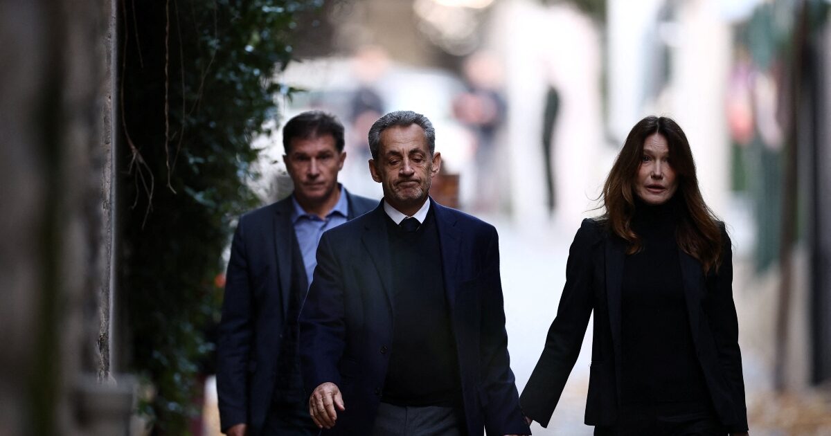 Ο Νικολά Σαρκοζί στη φυλακή: Οι χαιρετισμοί στο συγκεντρωμένο πλήθος ...