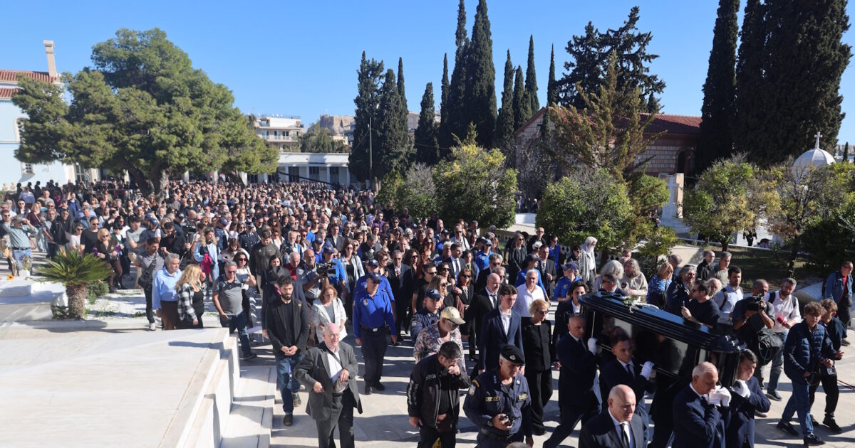 Κηδεία Διονύση Σαββόπουλου: Live το τελευταίο αντίο στον Νιόνιο της Ελλάδας