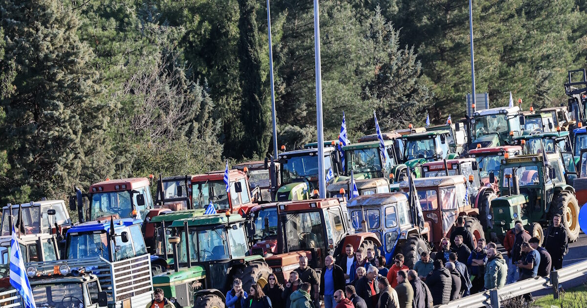 Οι αγρότες παραμένουν στα μπλόκα - Πάνω από 1.000 τρακτέρ στην Εθνική ...