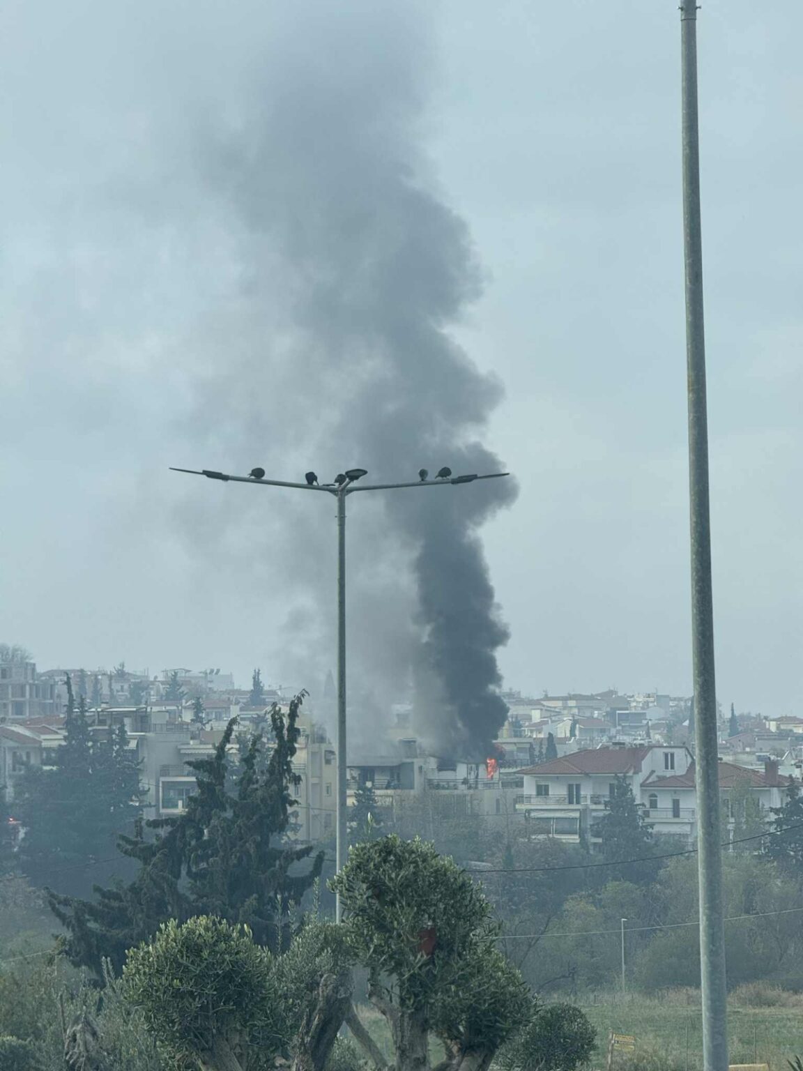 Θεσσαλονίκη: Φωτιά σε διαμέρισμα στην περιοχή της Πυλαίας - Δείτε εικόνες