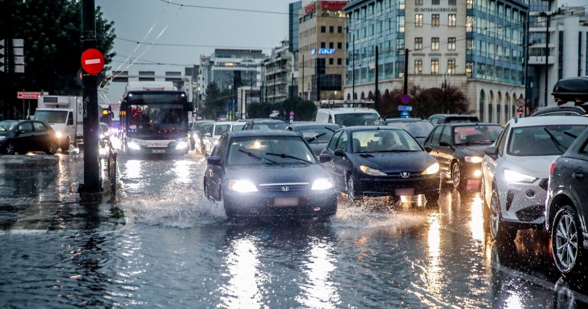Τέσσερα δέντρα έπεσαν σε αυτοκίνητα στο Παλαιό Φάληρο, κινδύνευσαν ...