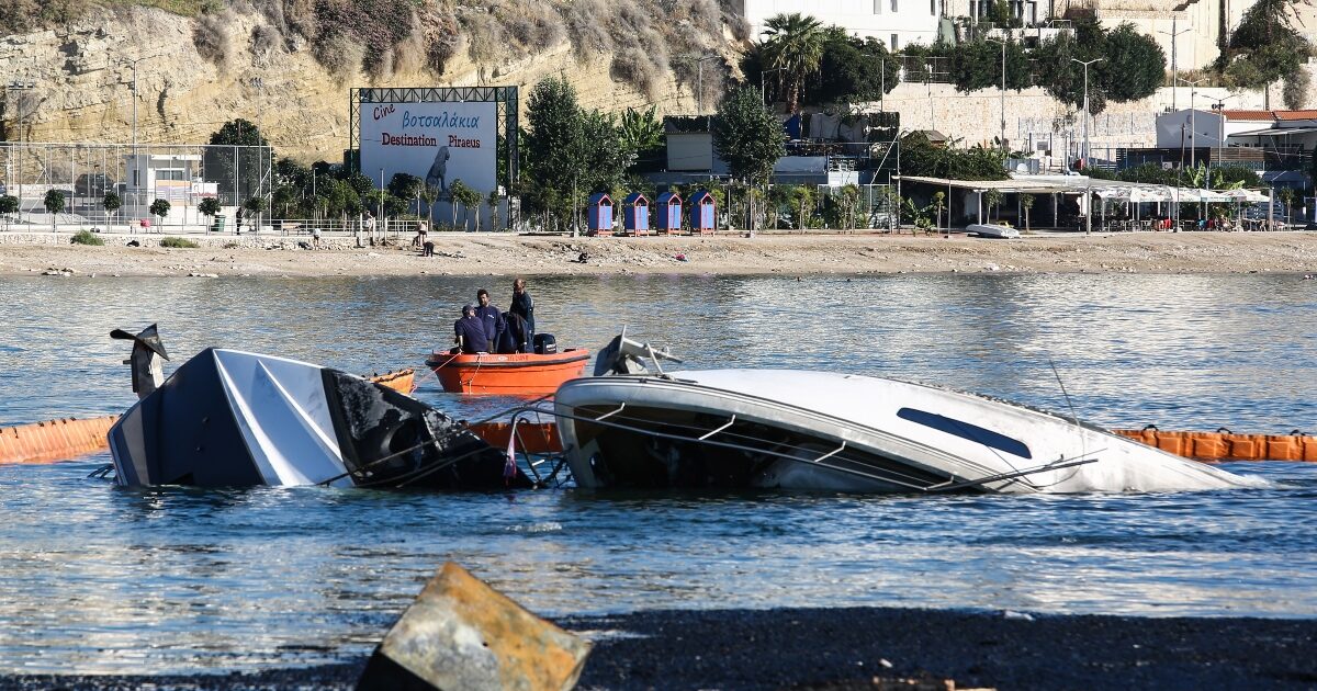 Μαρίνα Ζέας: Στάχτη και αποκαΐδια μετά τη φωτιά που ξέσπασε σε σκάφη ...