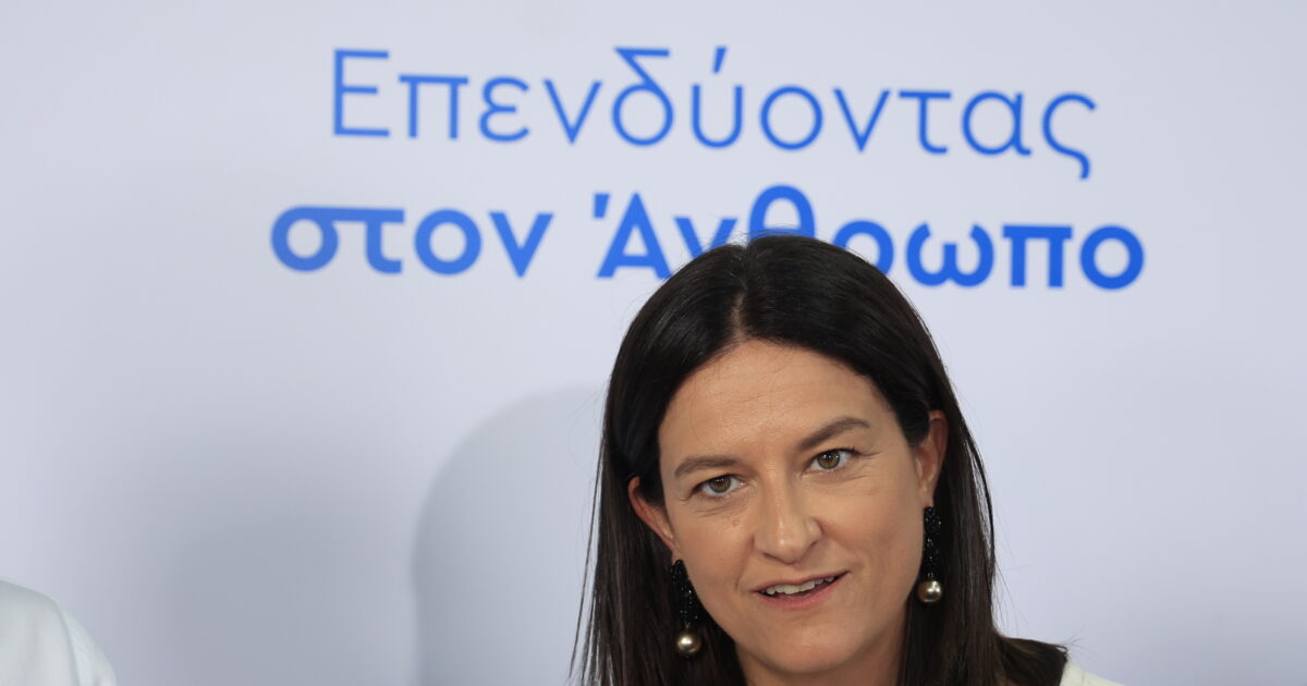 Το ρεσιτάλ της γαλάζια «νέας αγρότισσας» Πόπης Σεμερτζίδου στην ...
