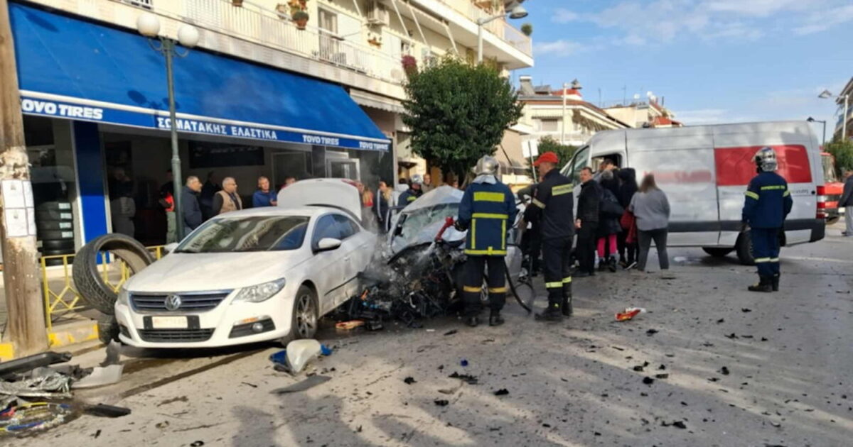 Πτολεμαΐδα: ΙΧ καρφώθηκε σε βαν και μετά έπεσε πάνω σε παρκαρισμένα ...