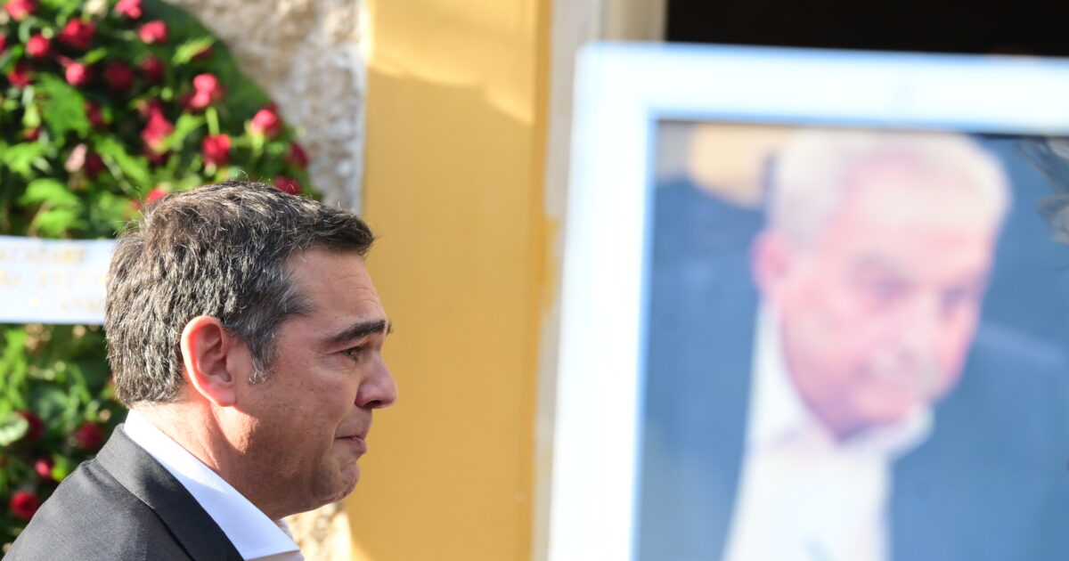 Λύγισε ο Αλέξης Τσίπρας στον επικήδειο για τον Αλέκο Φλαμπουράρη: Σε ...