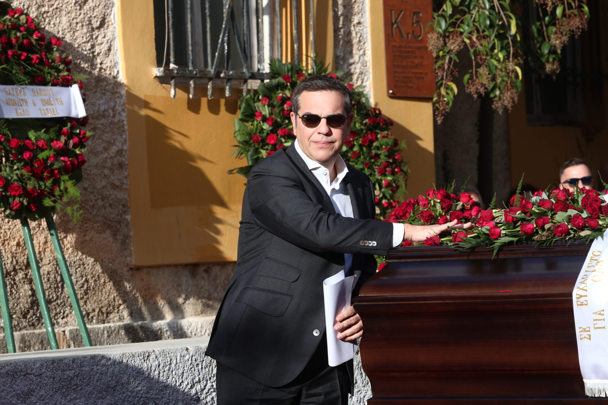 Λύγισε ο Αλέξης Τσίπρας στον επικήδειο για τον Αλέκο Φλαμπουράρη: Σε ...