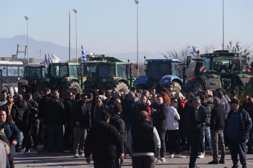 Θεσσαλονίκη: Οι αγρότες έκλεισαν την εθνική οδό στα Μάλγαρα - Οδηγός ...