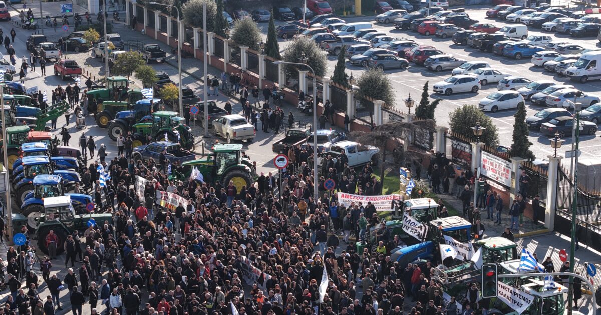 Μπλόκα αγροτών: Αποχωρούν με τα τρακτέρ και τα αγροτικά από το λιμάνι ...