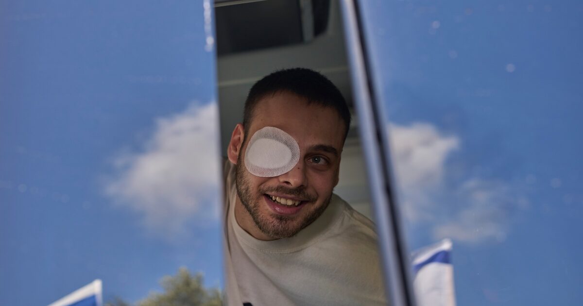 Ο όμηρος της Χαμάς Αλόν Άαχελ περιγράφει τα όσα βίωσε: «Με ξερίζωσαν ...