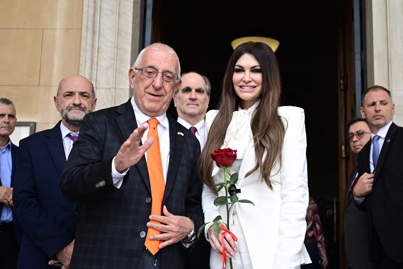 Η Κίμπερλι Γκιλφόιλ στη Βουλή: Το κόκκινο τριαντάφυλλο από τον Νικήτα ...