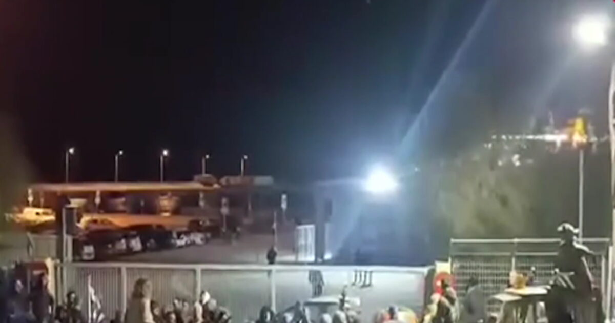 Μυτιλήνη: Αγρότες εμπόδισαν τους επιβάτες να μπουν στο πλοίο «Διαγόρας ...