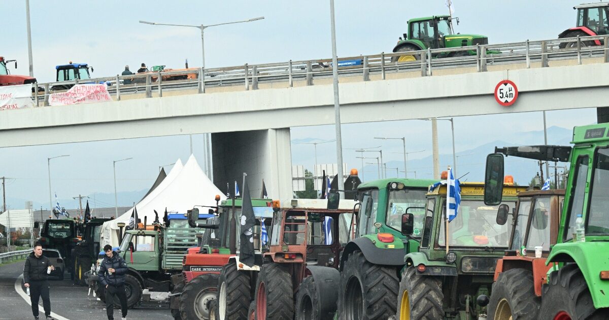 Τα μπλόκα των αγροτών «κόβουν» την Ελλάδα στα δύο: Κλείνουν και ...