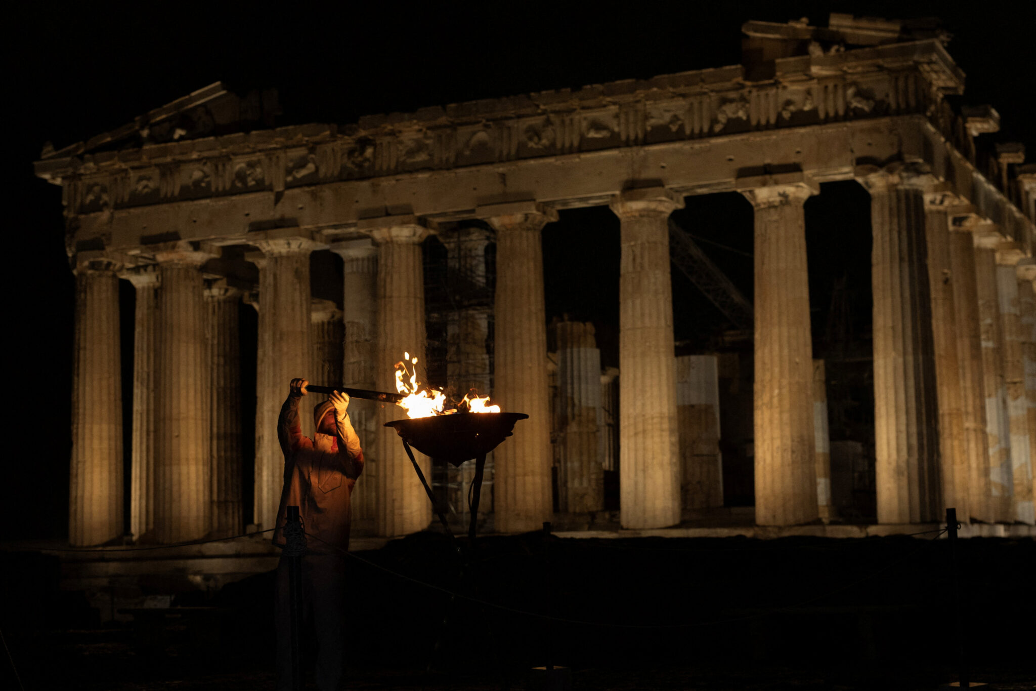 Η Ολυμπιακή Φλόγα στην Ακρόπολη - Εντυπωσιακές εικόνες από τον Ιερό βράχο