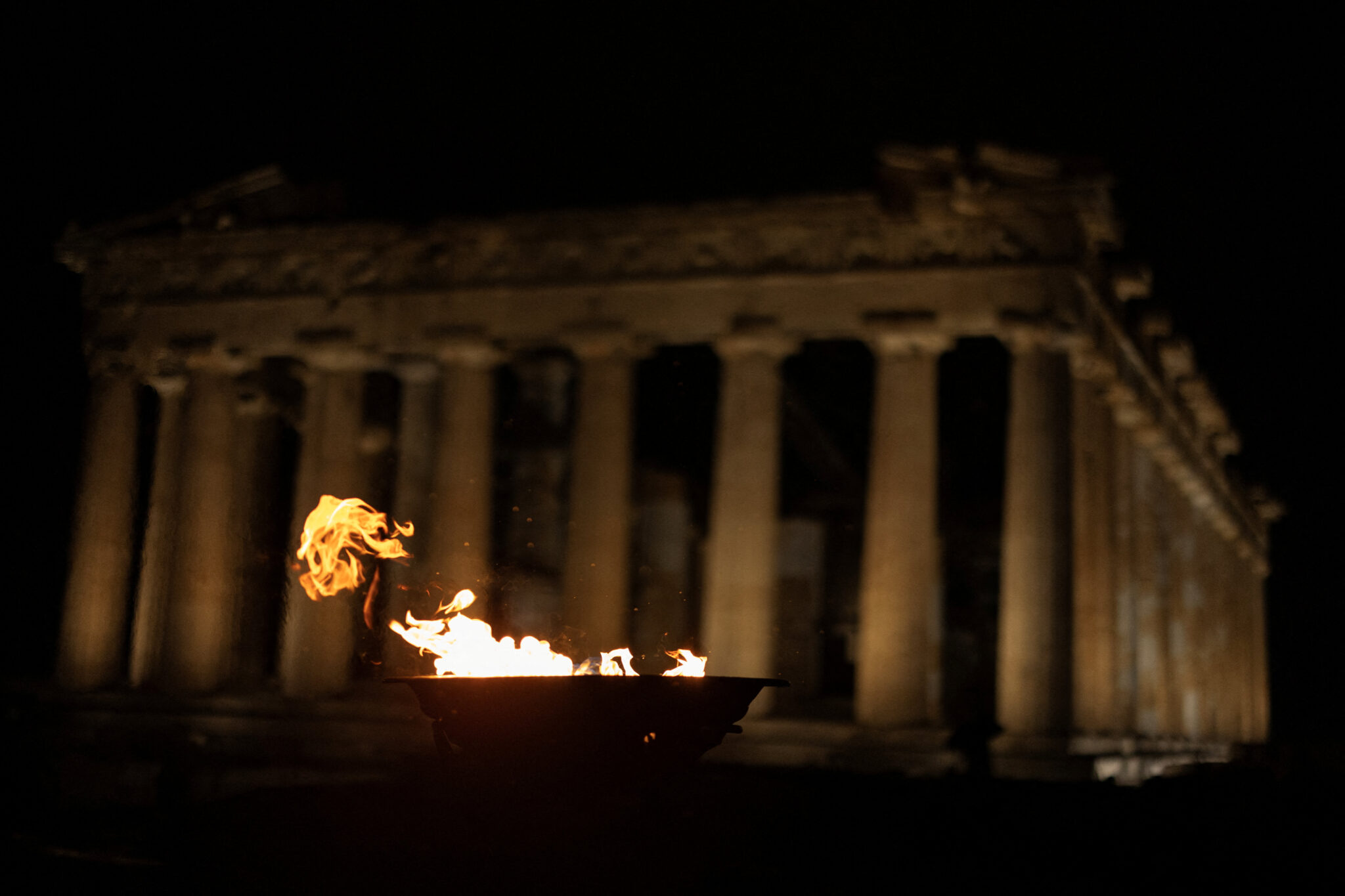 Η Ολυμπιακή Φλόγα στην Ακρόπολη - Εντυπωσιακές εικόνες από τον Ιερό βράχο