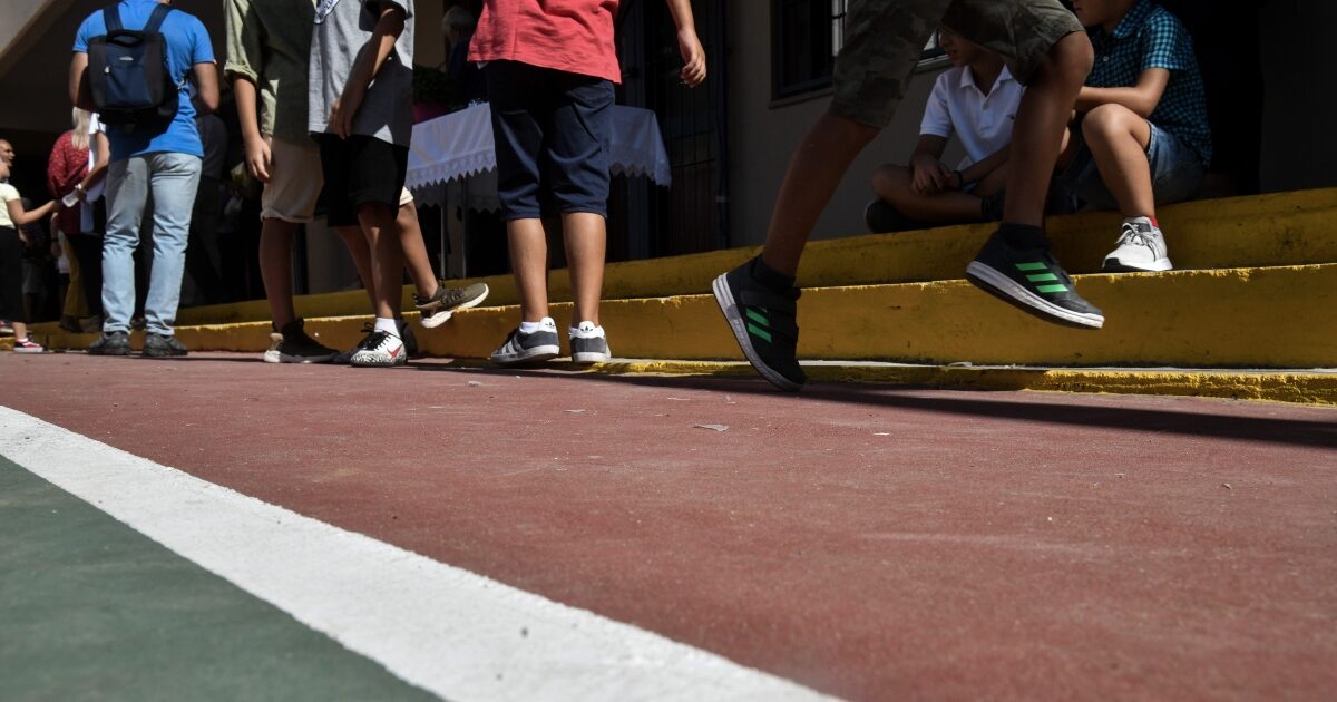 Μεσολόγγι: Ανήλικοι χτύπησαν 14χρονο, τον ανάγκασαν να γονατίσει και ...