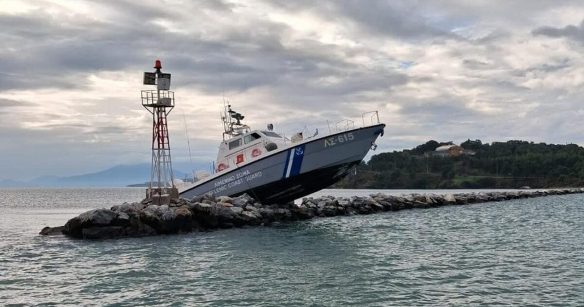 Βόλος: Σκάφος του λιμενικού προσέκρουσε σε βράχια - Ξεκινούν οι ...