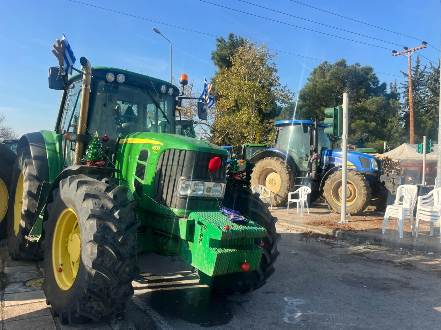 Αγρότες στο μπλόκο στα Πράσινα Φανάρια στολίζουν δέντρο - «Θα μείνουμε ...