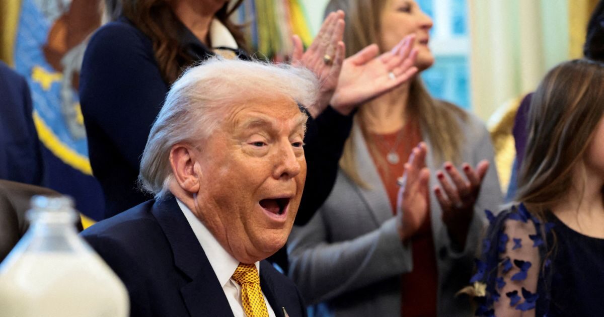 Ο Τραμπ χλευάζει τον τρόπο ομιλίας του Μπάιντεν, μιμείται ακόμα και τον ...