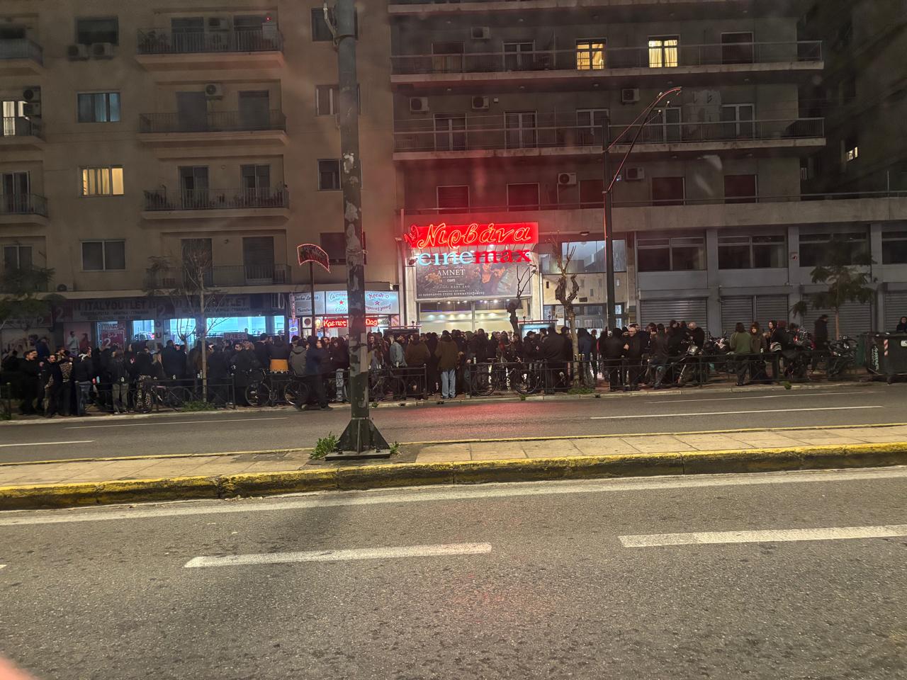 Ουρές για την ταινία «Αμνετ» που δραματοποιεί το γάμο του Ουίλιαμ ...