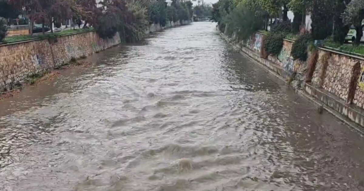 Κακοκαιρία στην Αττική: Φούσκωσε ο Ιλισσός από τη συνεχόμενη βροχή ...