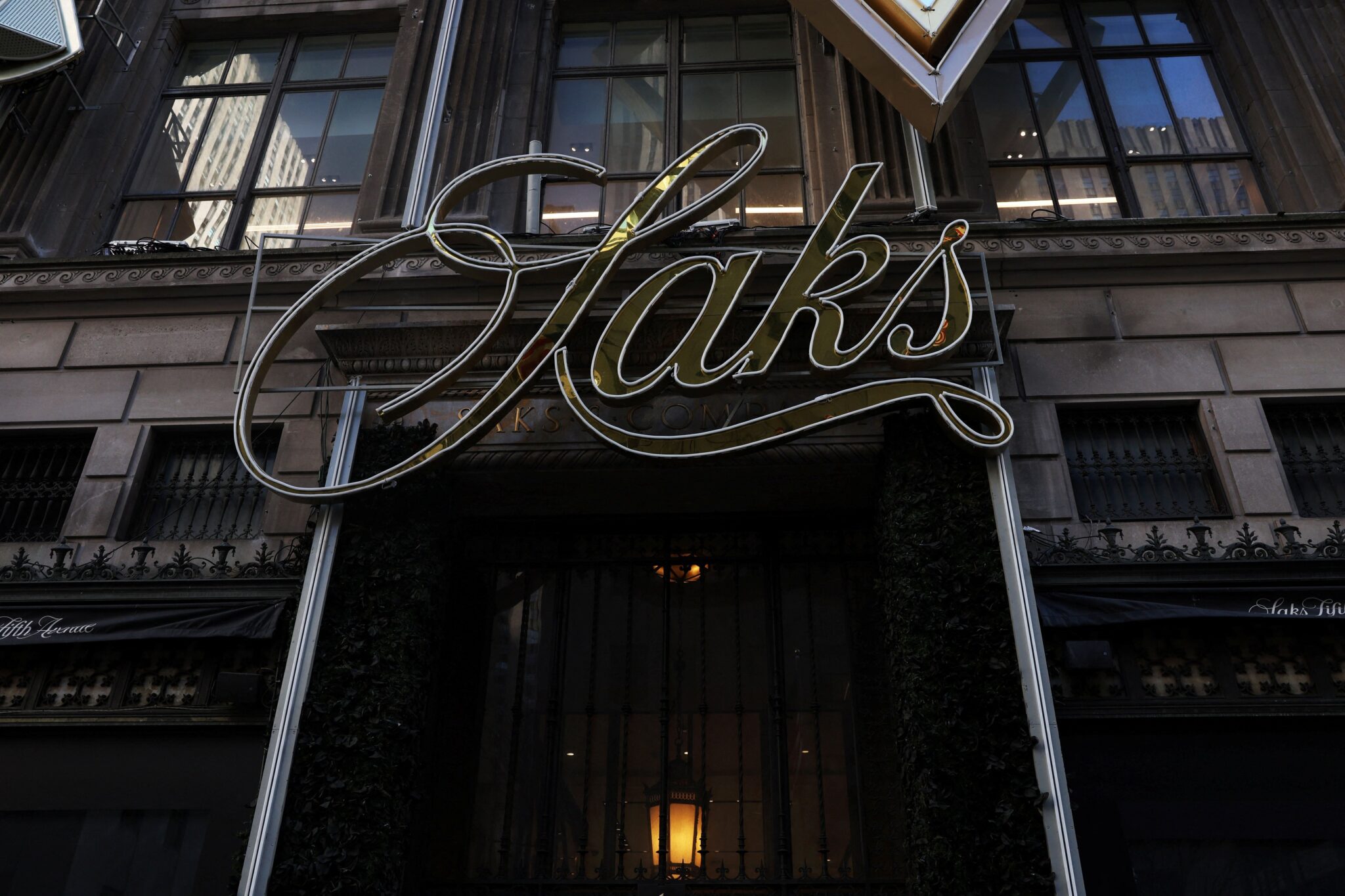 Η Saks Global κήρυξε πτώχευση: Νέο «κανόνι» στο αμερικανικό luxury