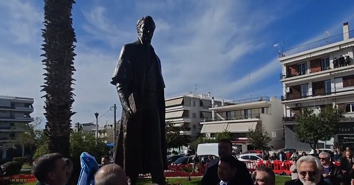 Ελληνικό: Άγαλμα του Καποδίστρια τοποθετήθηκε στην πλατεία του ...