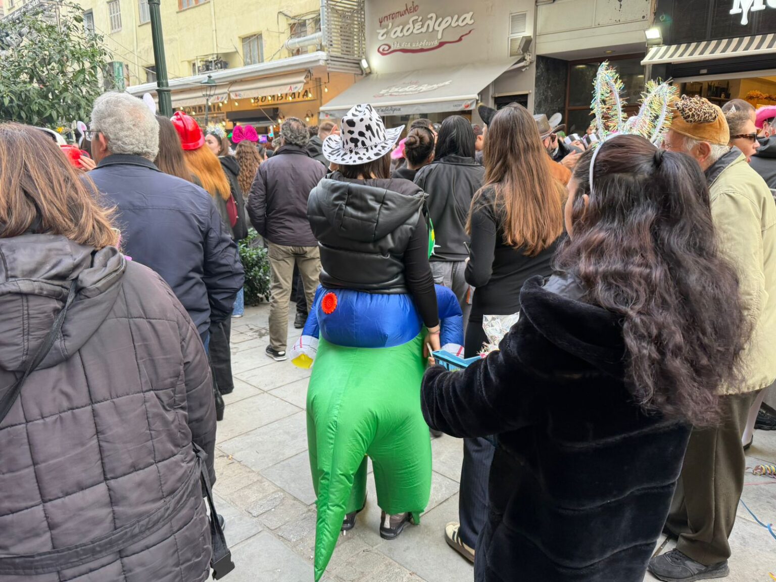 Τσικνοπέμπτη στη Θεσσαλονίκη: Ψησταριές, κέφι και αποκριάτικη διάθεση ...
