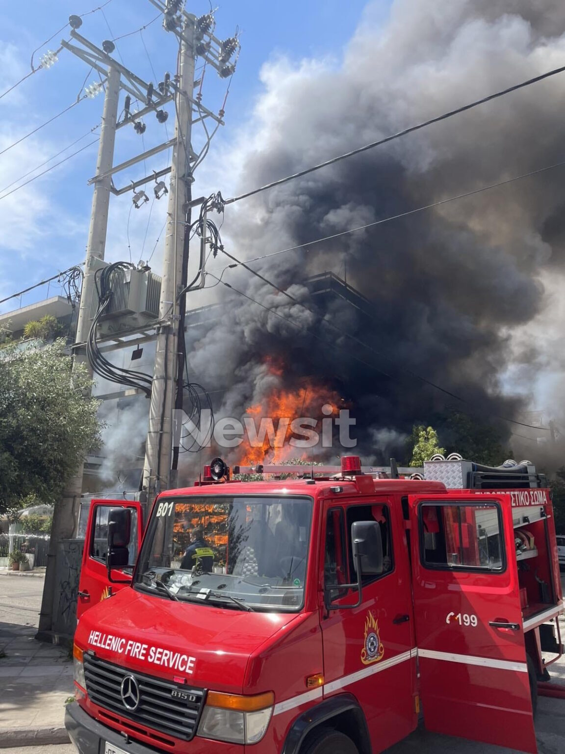 Φωτιά σε κτίριο στο Ίλιον - Επιχειρούν 22 πυροσβέστες