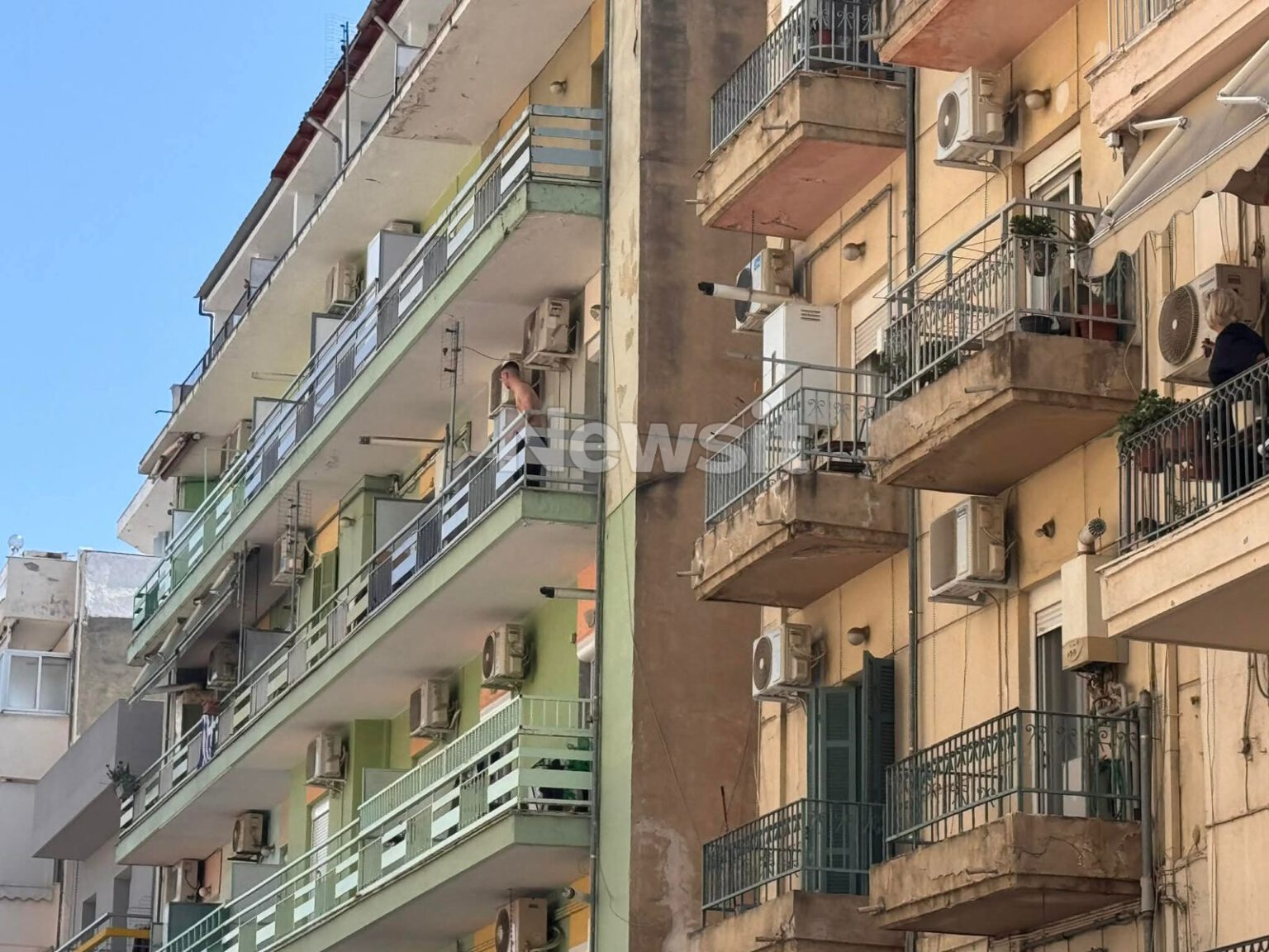 Θεσσαλονίκη: Φοιτητής απειλεί να πέσει από τον 3ο όροφο πολυκατοικίας ...