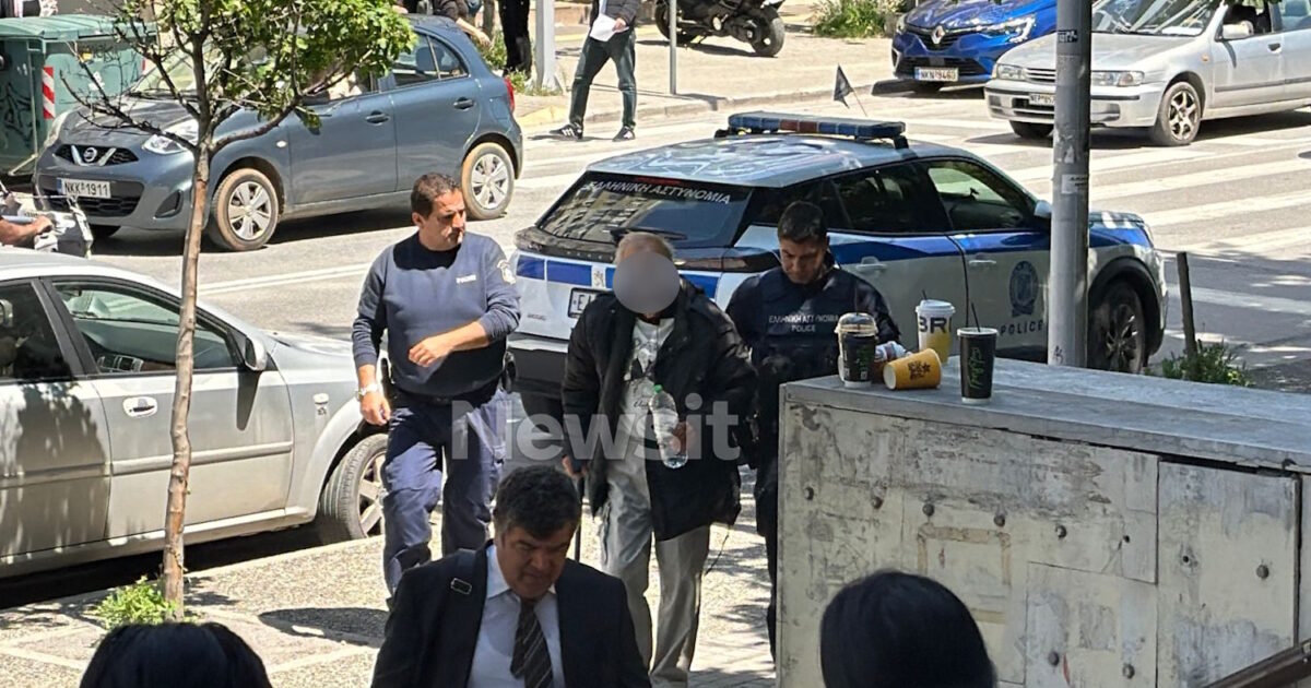Στα δικαστήρια Θεσσαλονίκης ο 67χρονος που μπήκε με σφυρί σε τράπεζα ...