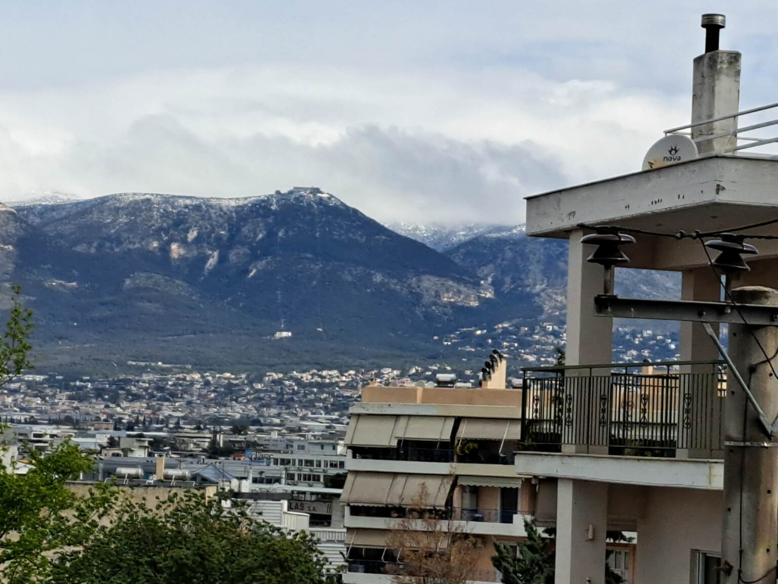 Καιρός: Χειμωνιάτικο σκηνικό με χιόνια σε Πάρνηθα και Πεντέλη Μάη μήνα ...